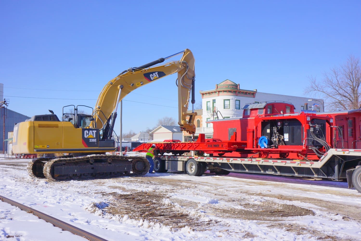 Large Excavator Powered Shuttle Car - DYMAXRAIL