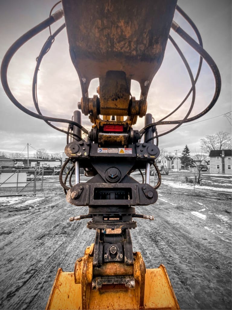 Titlrotator Quick Coupler for Cat 315-325 Excavators | DymaxRail